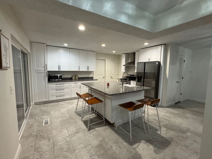 3 Bed, 3 Bath Home With Ev Charger On Medical Mile - Springfield, MO