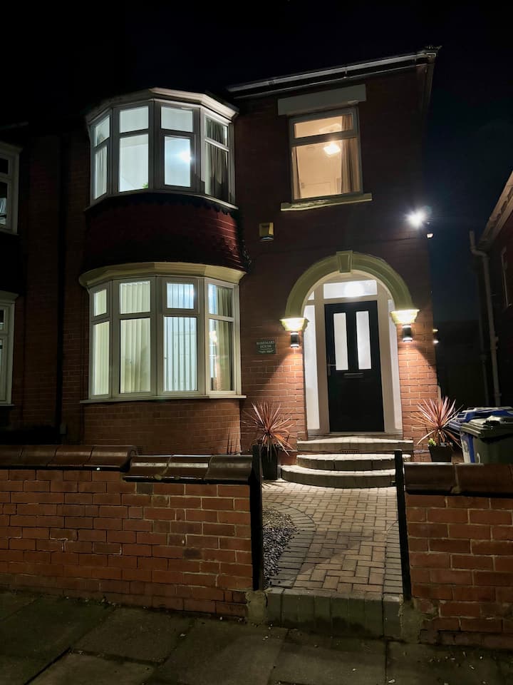 4 All Ensuite Rooms Sleeps Upto 7 - Self Check-in - Doncaster