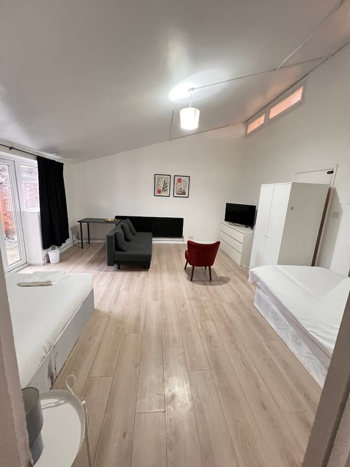 Large Twin Room In London A - London