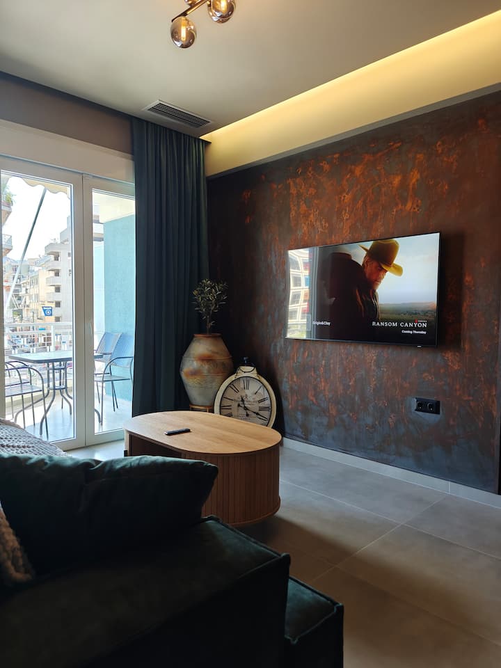 Grigio & Clay | 10' Acropolis | Luxe 2bdrm Apt - Ateena