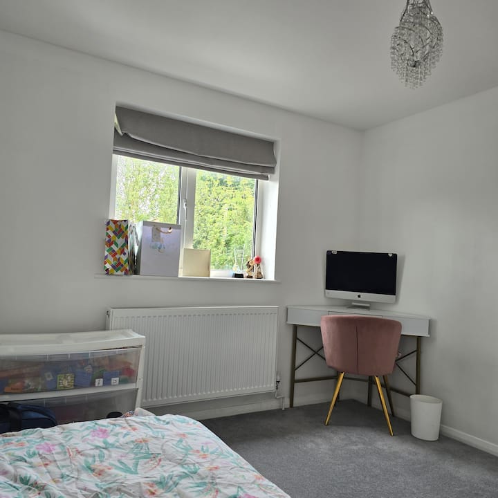 Cozy Double Bedroom - Bracknell