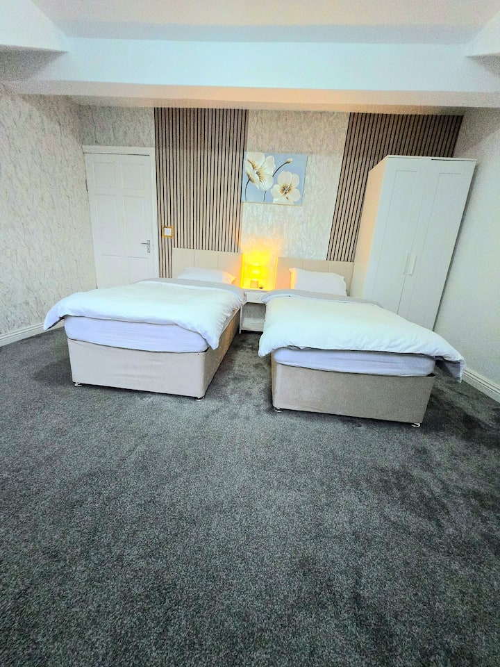 B&b Twin Luxury Bedroom With Smart T.v, Wifi. - Bradford