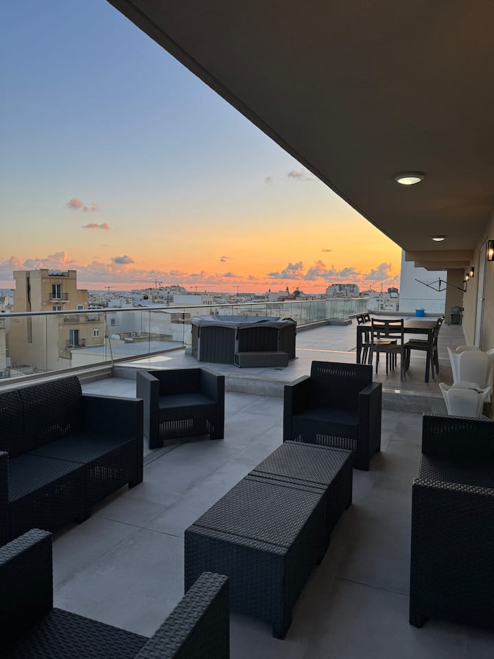 Skyline Soak, Views & Jacuzzi - Malta