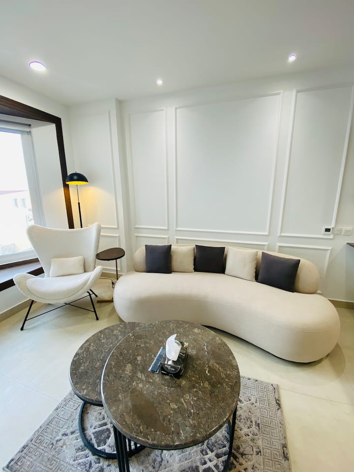 1bhk Reposant  Balcon Face Au Jardin  Pentasquare - Lahore