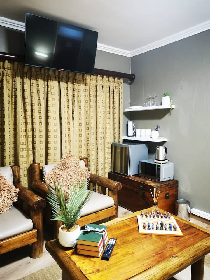 Silver Tree Guest Room, Roodekrans. Cosy & Scenic - Krugersdorp