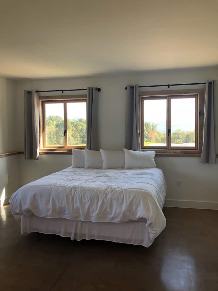 Cardinal Room C/o New Field Farm - Lexington, VA