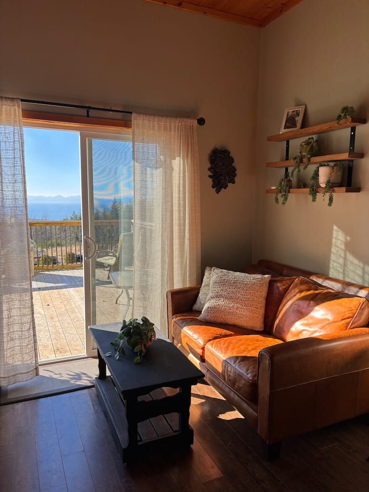 Tiny House Bliss: Hot Tub & Ocean Views - Vancouver Island