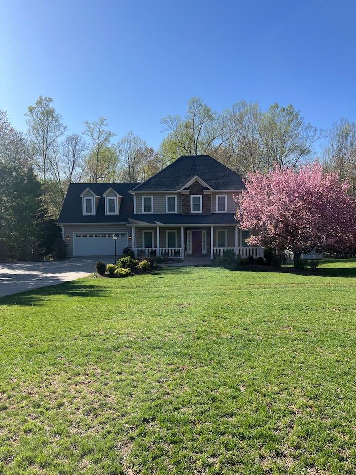 4-bdrm Fun Retreat W/pool, Movie Screen & Fire Pit - Lynchburg, VA