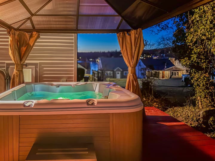Cozy Lakefront | Hot Tub + Fire Pit Retreat - 布里斯托爾