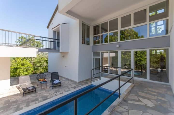 Nature View Spacious Five Bedroom Villa, Pool - Brela