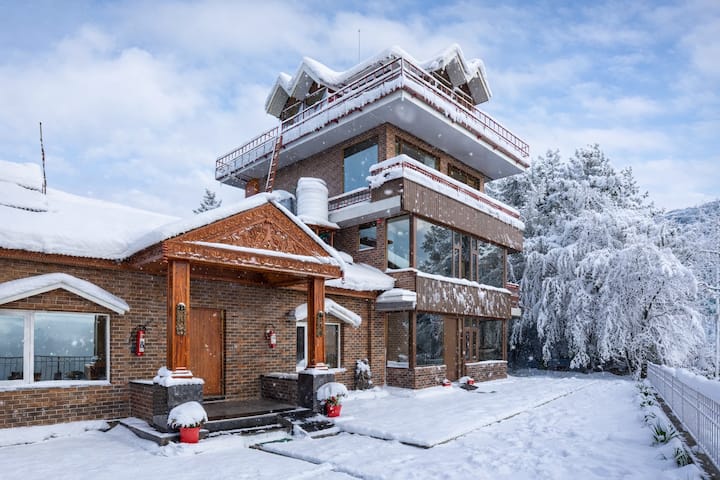 Hillside Haven | Attic Room & Common Garden - Theog