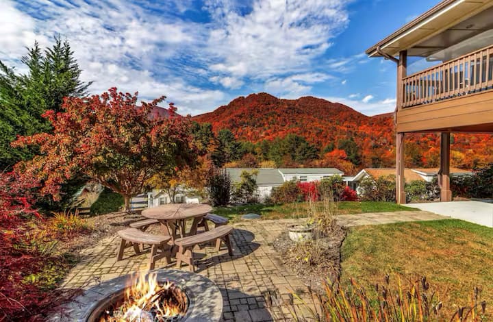 Chateau De Maggie Valley-views! Hot Tub, Sleeps 16 - North Carolina