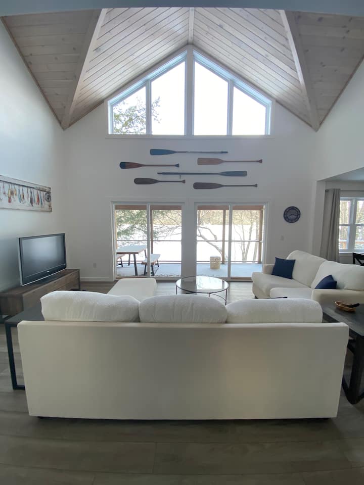 Cozy Modern Waterfront Retreat - St Albans City, VT