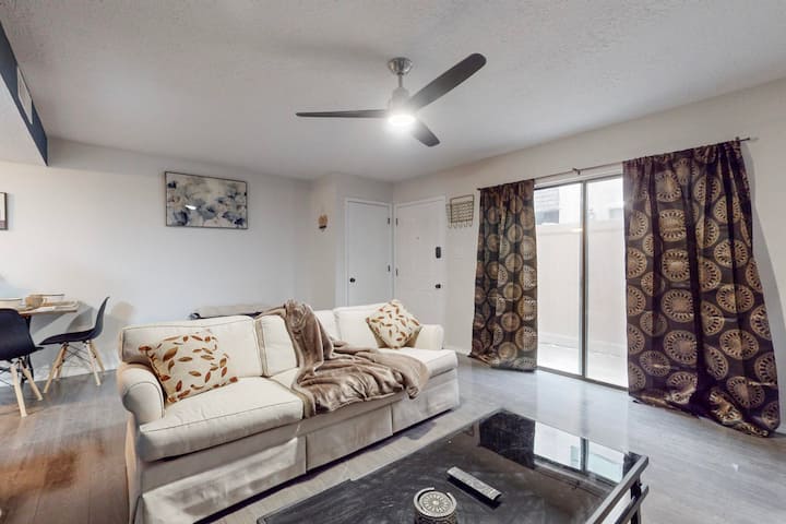 Comfy, Cozy, Modern, Condo! - Albuquerque, NM