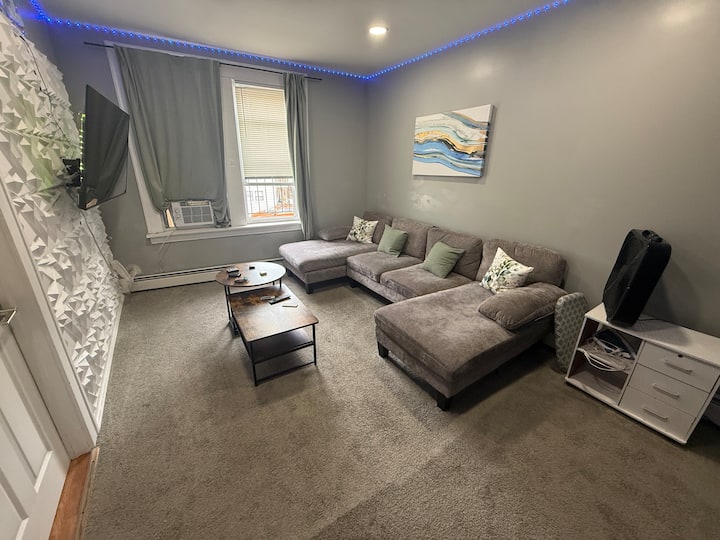 Apt 2 - 5 Min To Ewr  Huge 3bdrm 1bth + Parking - New York