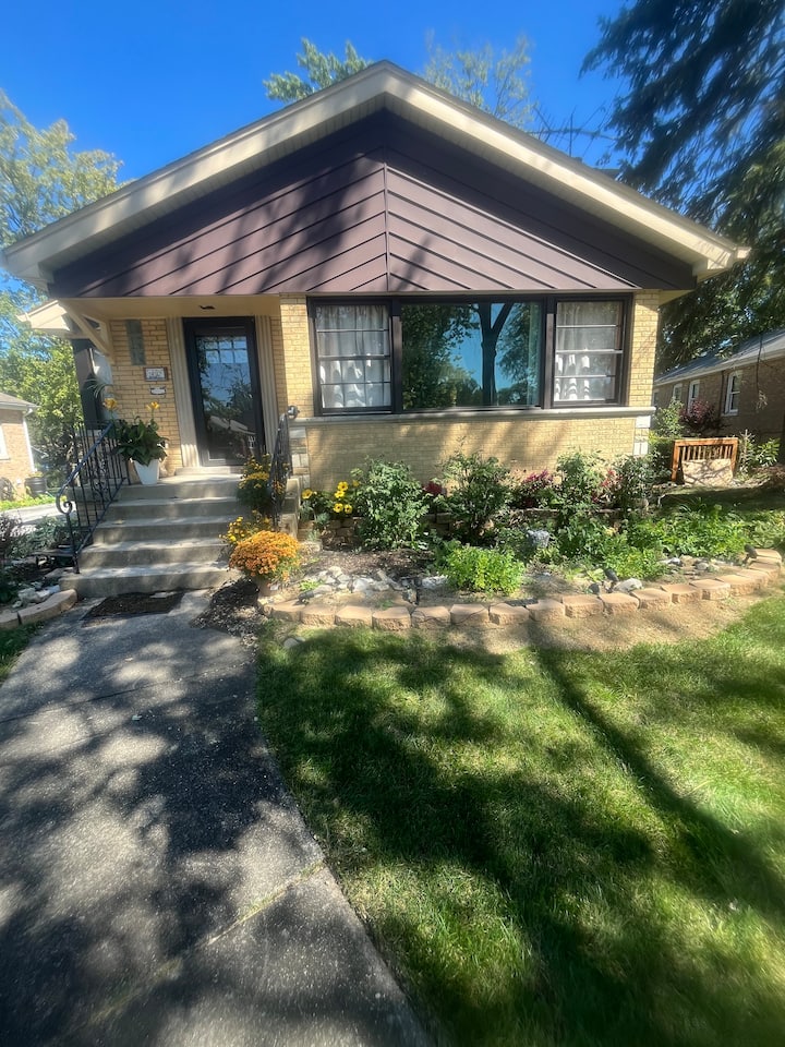 Charming 2 Bedroom Bungalow - Country Club Hills, IL