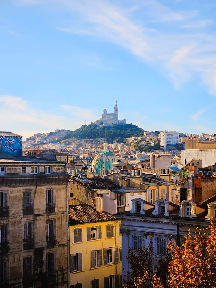 Sur Les Toits De Marseille Vue Sur La "Bonne Mère" - Marseille