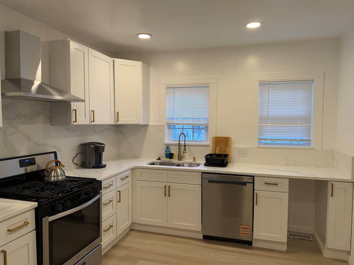 Cozy Home -3 Miles To Encore Casino - Malden, MA