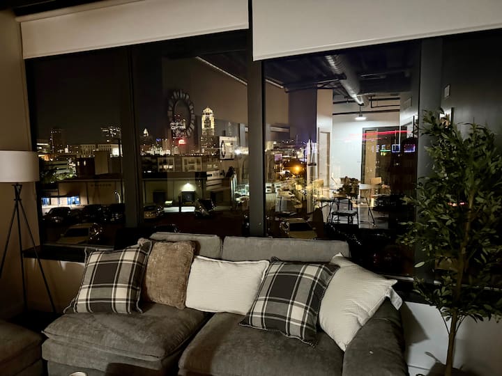 New Downtown Dsm Loft W/ Views - Des Moines, IA