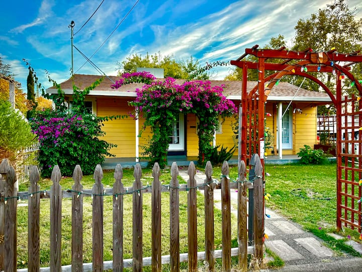 Midtown Retreat | Spacious | Silky Hens | Artistic - サクラメント, CA