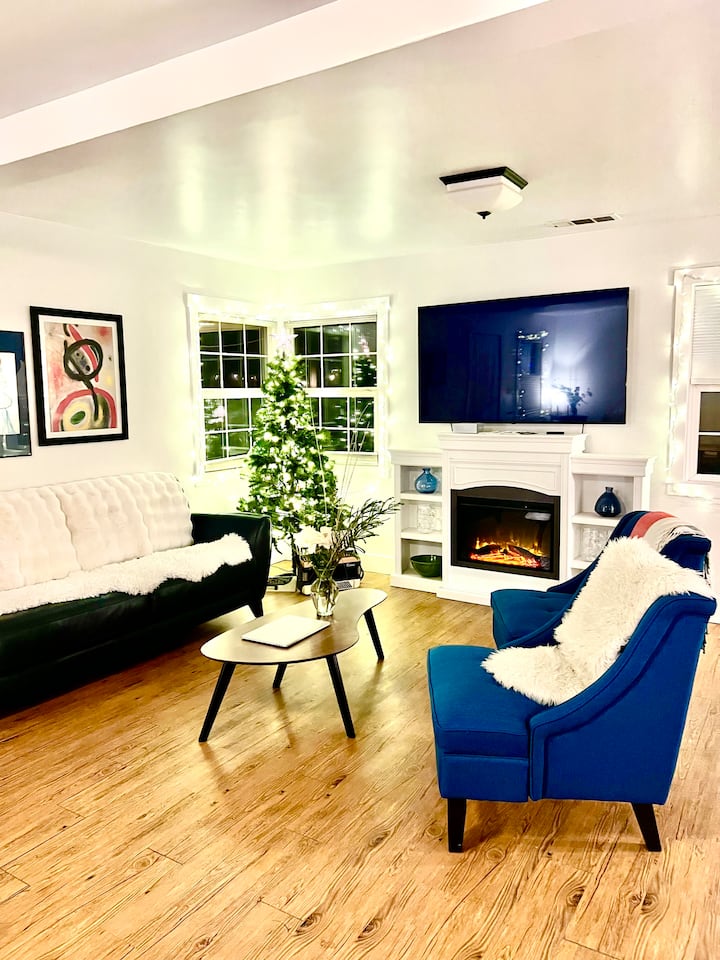Spacious Sac Cottage | Fast Wifi | Office | 5 Star - Sacramento, CA