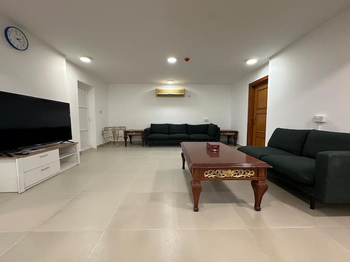 شقه 101 مكونه من 5 غرفه 2 حمام صاله كبيره ومطبخ - 多哈