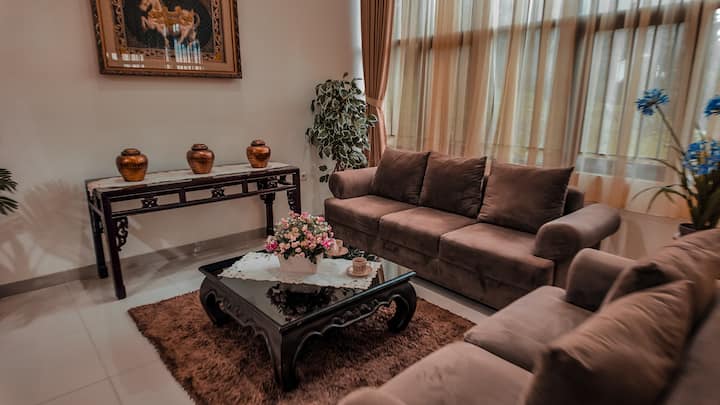 Utie Castle (Full Ac) Bilyard & Big Garden - Bandung