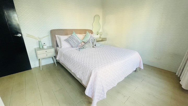 81nb Stylish 2br Unit Across Naia T3, Wifi,netflix - Ninoy Aquino Airport (MNL)