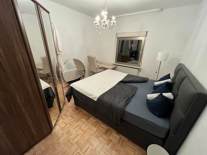 Room With Fast City Tram - ケルン