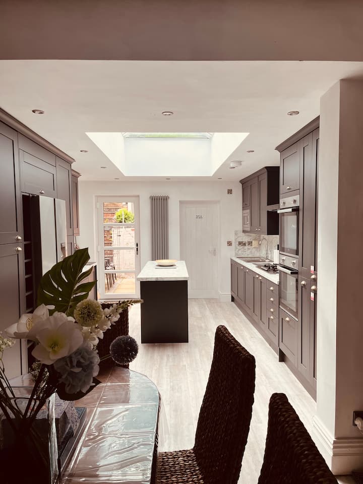 Stylish 5-bed Home, Ev Charger, Off-street Parking - Bewdley