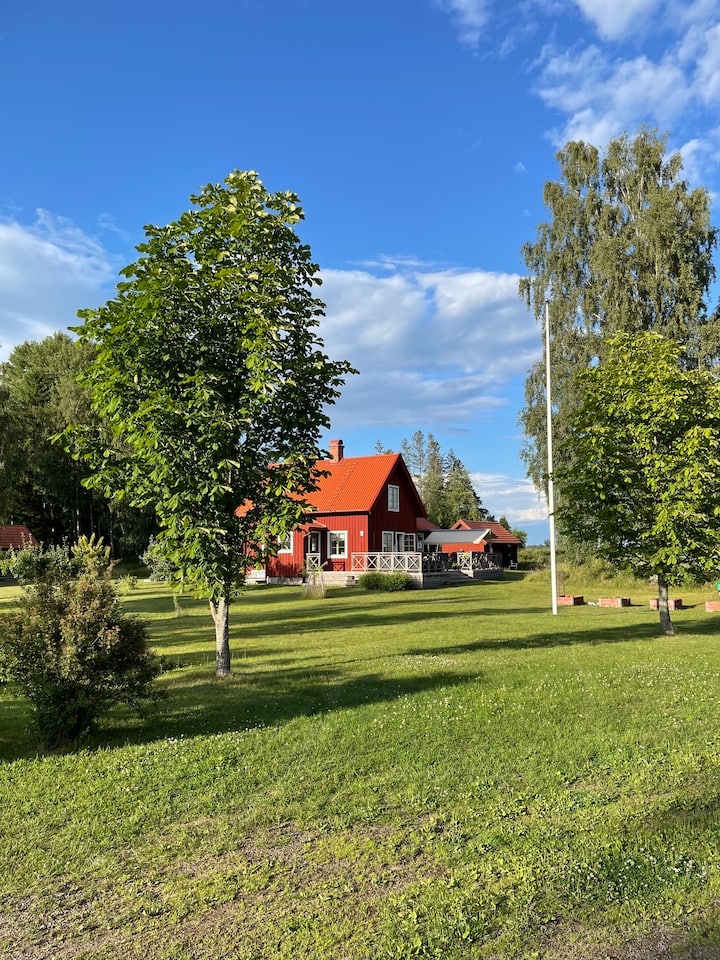 Bekvämt, Sjönära Och Lantligt Boende I Färjstugan - Sweden