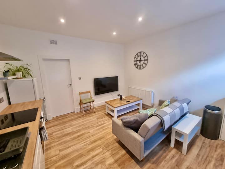 Clean Self-contained City Apartment With Parking - 애버딘