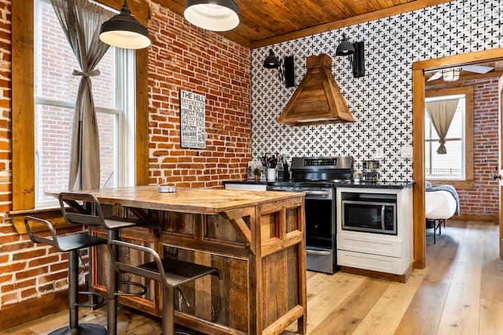 Rustic Retreat On The Hill - St. Louis, MO