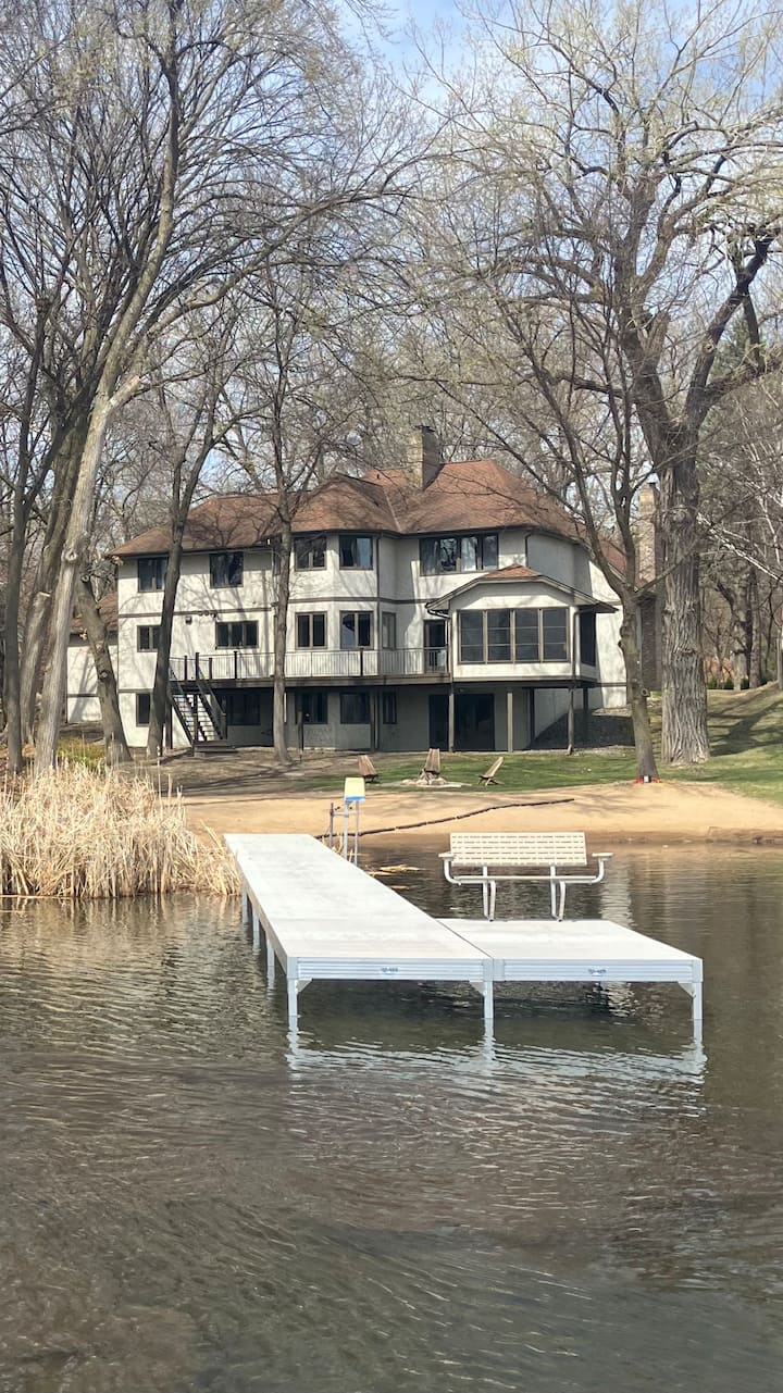 Lakefront Sunrise Views - 5 Beds - Gourmet Kitchen - Maple Grove, MN