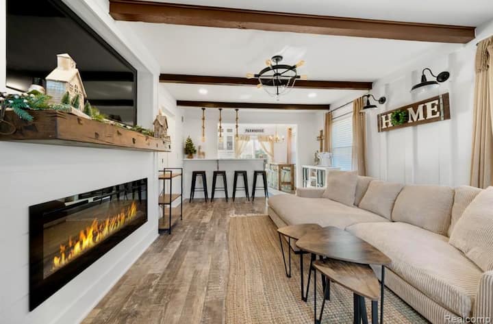 Walk 2 Downtown~office & Fireplace, Record Player - Bloomfield Township, MI