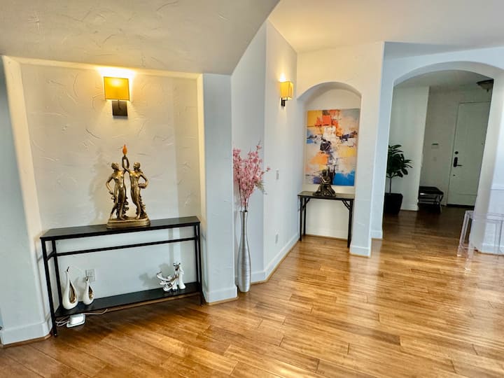 Renovated Condo W/balcony Santa Monica / Brentwood - Los Angeles, CA