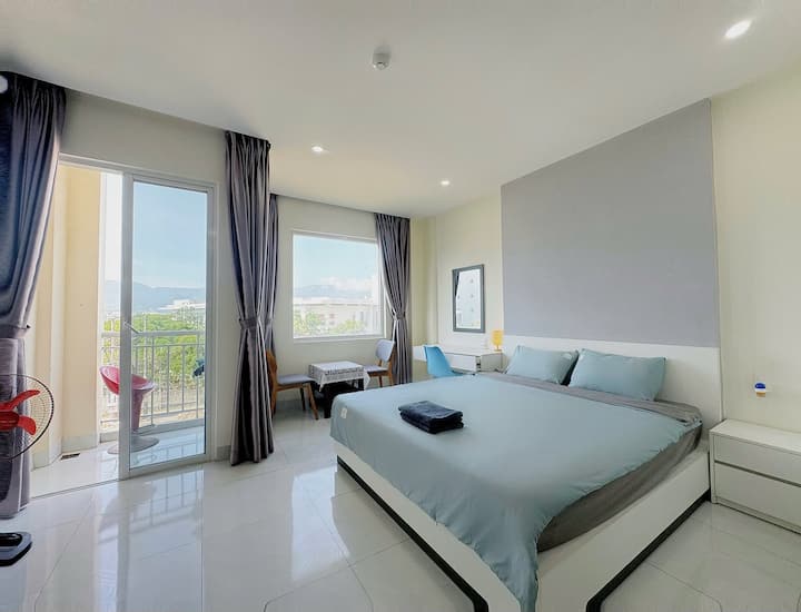Fullhouse 8.7 - Oceansight-quiet Room With Balcony - Da Nang