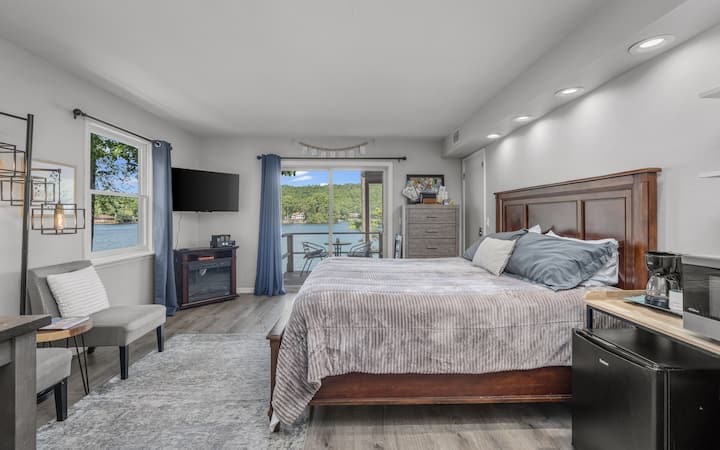 Lake Front Room, Kayaks, Dock, King, Prvt Hot Tub - Hot Springs Village, AR