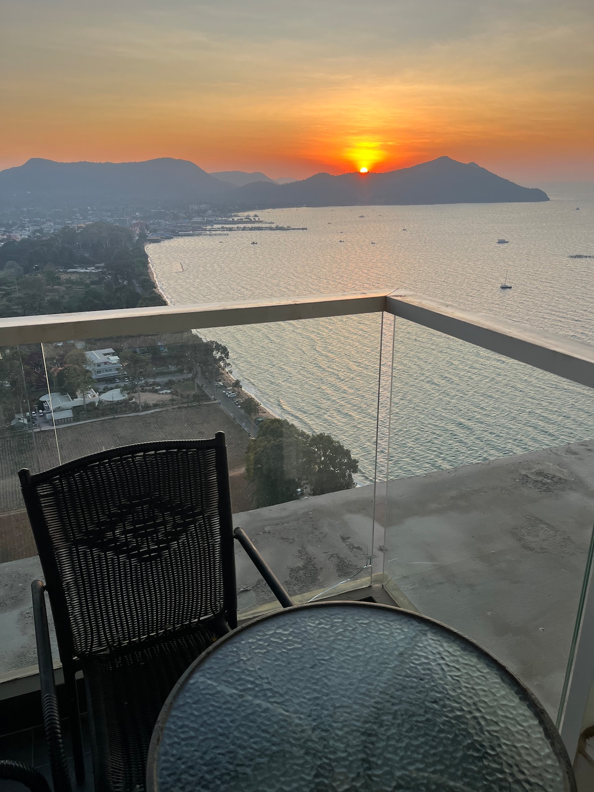 Sunset sea view by sandy beach (one bedroom flat ) - Airbnb