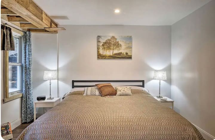 Charming Apartment Near Lakes - Gloversville, NY