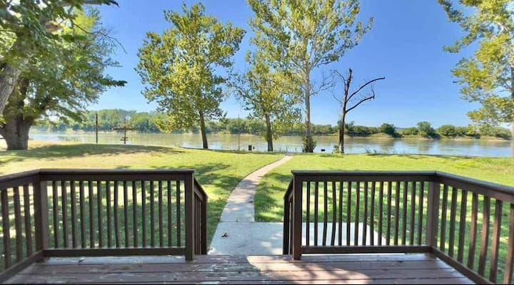 Waterfront House W/ Sunset View! - Saint Joseph, MO
