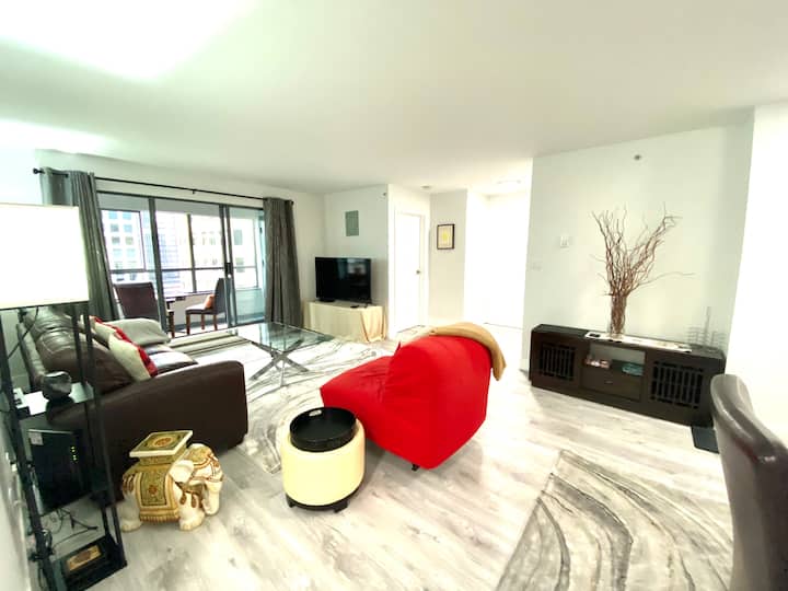 Fabulous Dt 2 Br 2 Ba Pool+parking Great Location - Vancouver