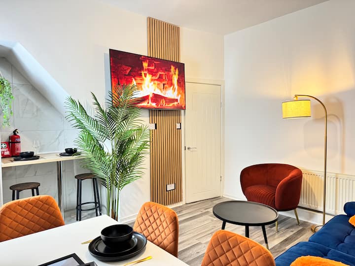 Dining Table | Tv In Bedroom | 2 Bath | Parking - Liverpool