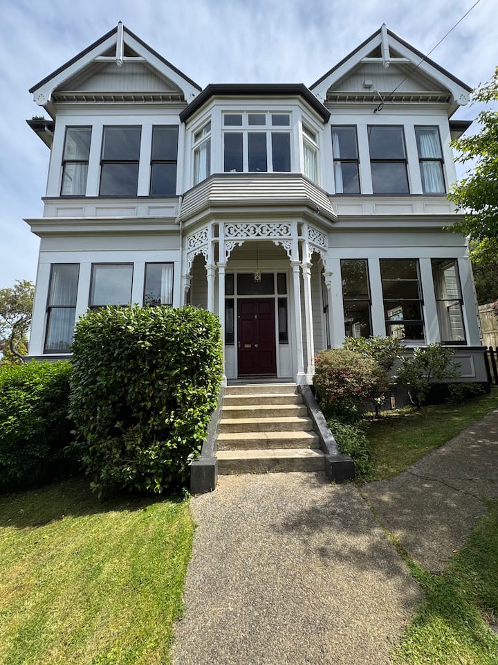 Stay In An Original Dunedin Villa - All For You - Saint Clair