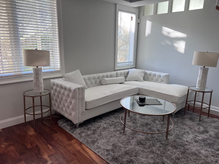 Modern Lake View Suite - Gaithersburg, MD