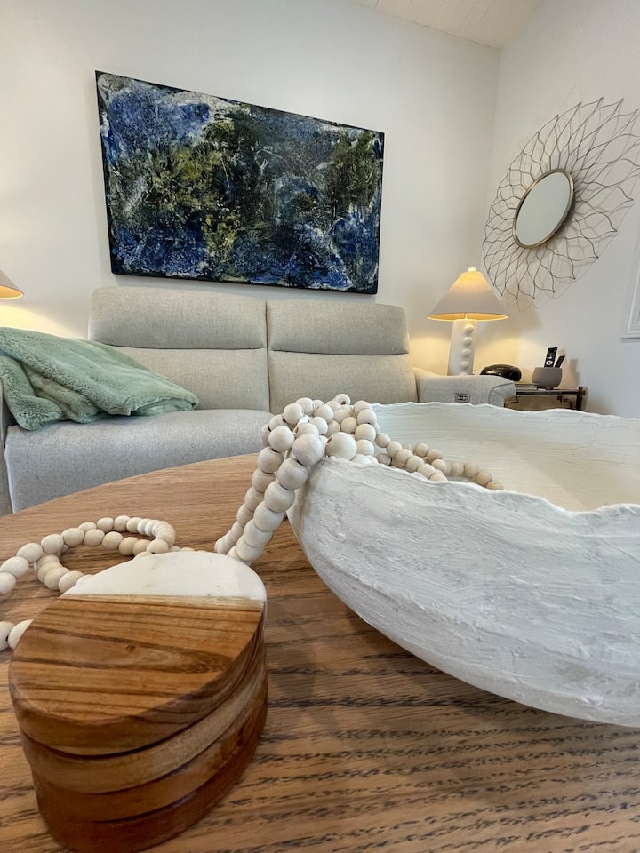 Spacious One Bedroom Cottage - Canada