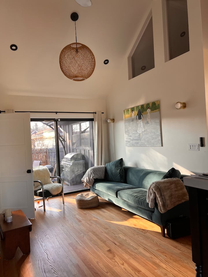 Stylish Basement Suite With Designer Touches - Melrose Park, IL