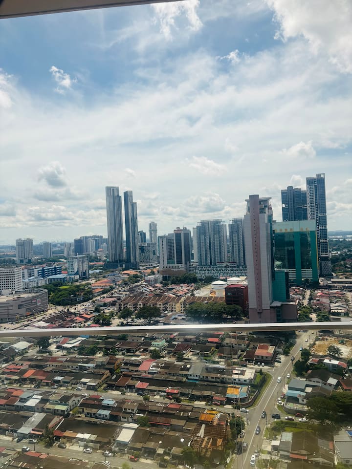 Shin Chan Crayon Themed 2br2bhomestay At Ksl Mall - 