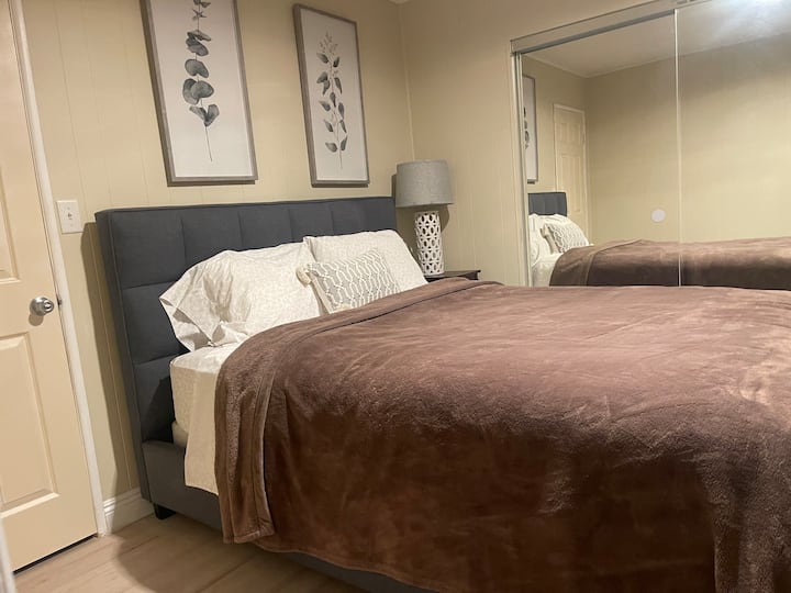 Room With Private Access - Long Beach, CA