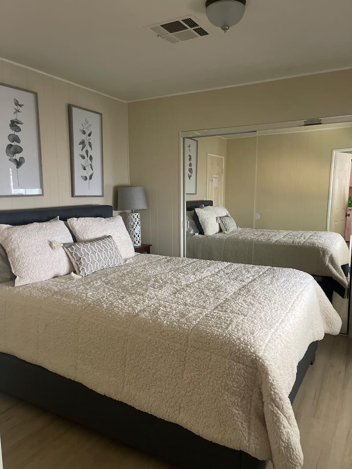 Room With Private Access - Long Beach, CA